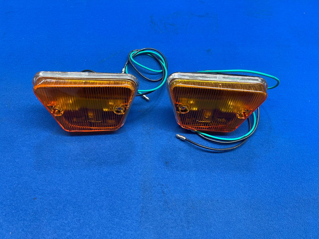 TR6 FRONT WING INDICATOR REPEATER PAIR BIN P3 – TRGB