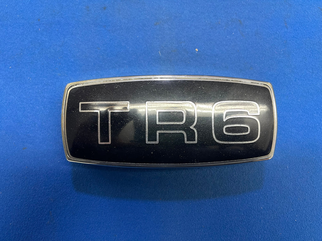 TR6 CP GRILLE BADGE SECOND HAND ORIGINAL BIN P22 – TRGB